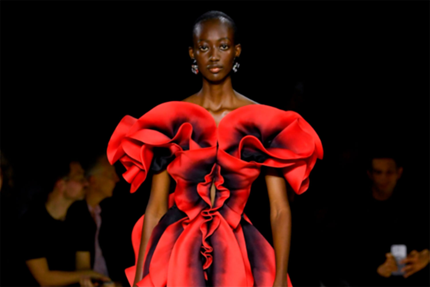 Despedida de Sarah Burton: veja última coleção do braço direito de ...