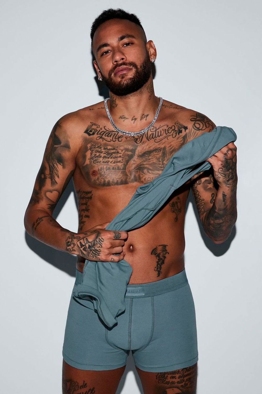 Skims lança linha masculina com Neymar na campanha