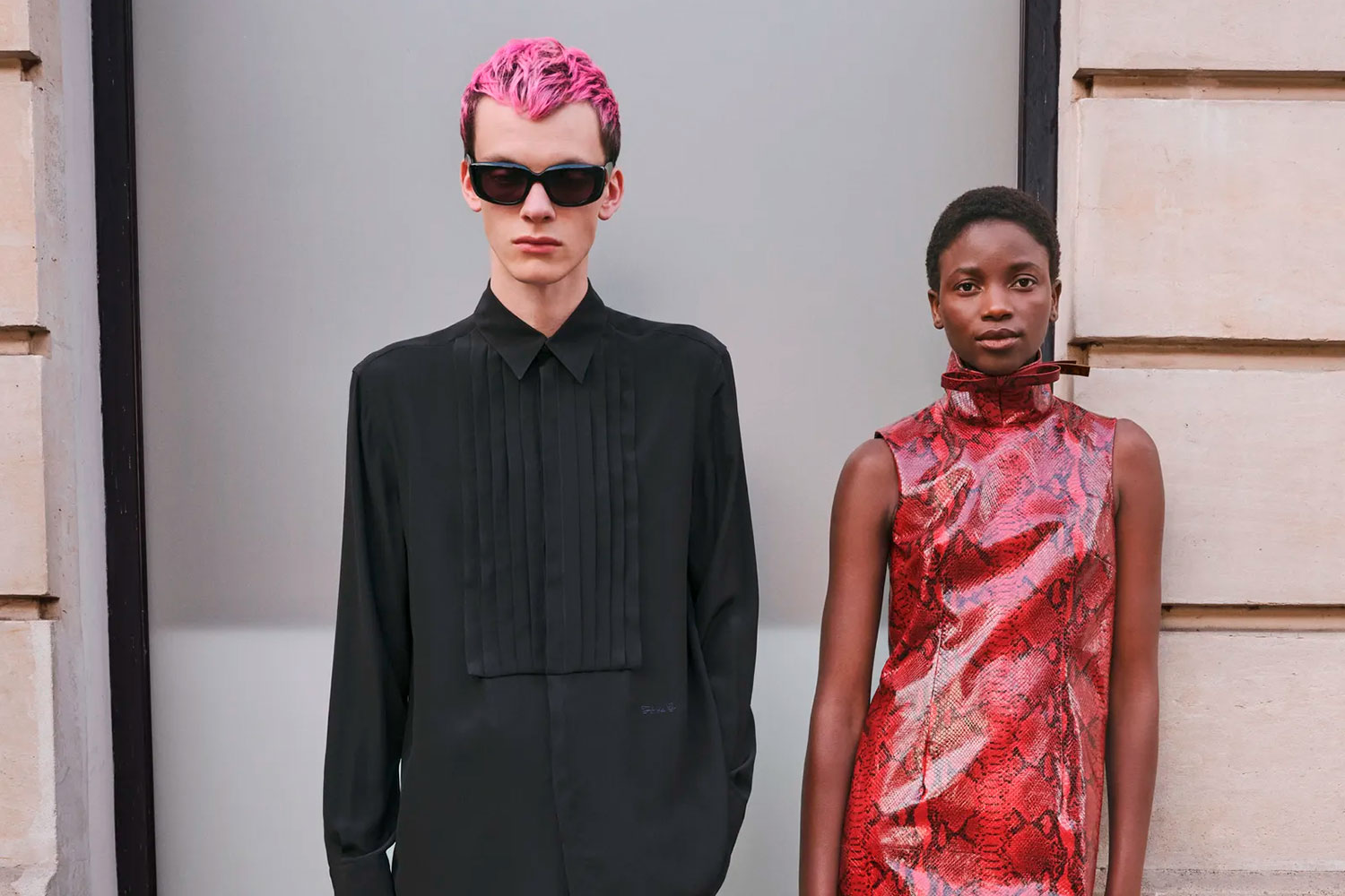 Givenchy apresenta resort 2025 inspirado em ícones britânicos