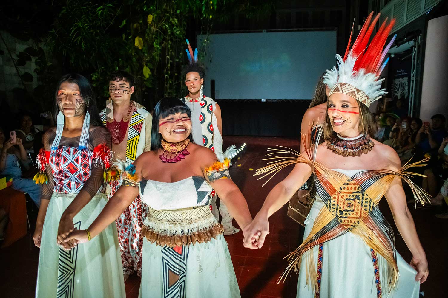 Moda originária: veja fotos do desfile do festival Indígenas.BR - CHNews
